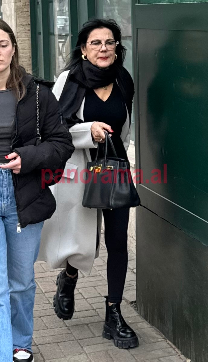 Foto nga paparazzi/ Vera Grabocka, me çantë 30 mijë euro në të ...