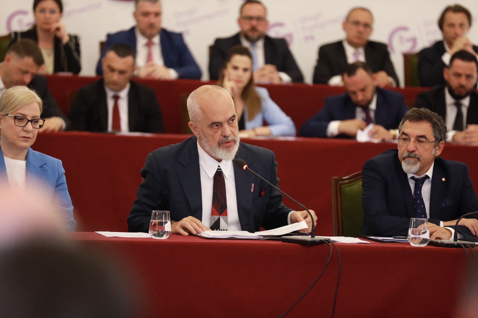 “Kryeministri s’i mban dot pishën vartësve që abuzojnë”- Rama ashpërson ...