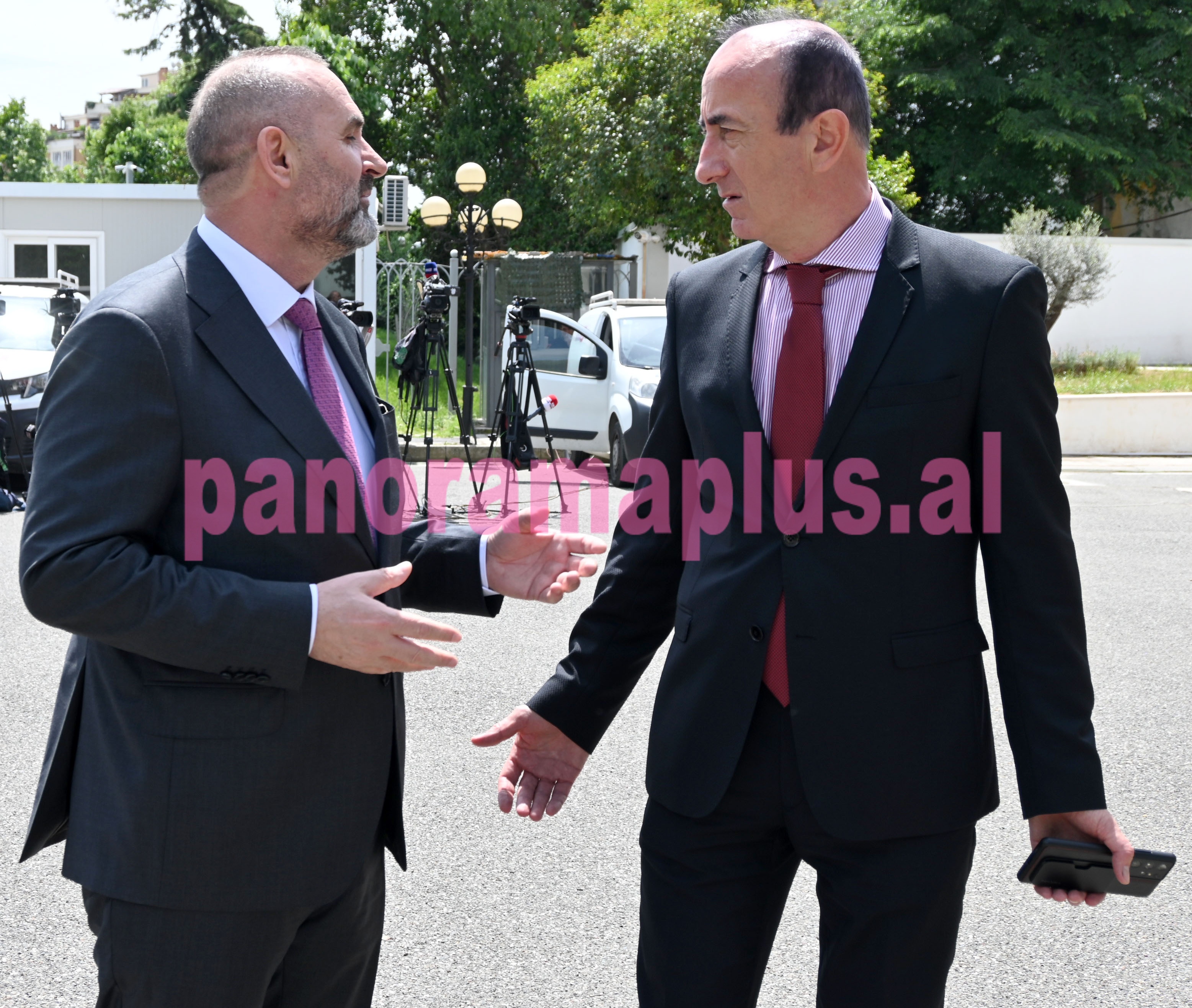 Fotot nga paparazzi/ Sherri në seancë, Ulsi Manja si ndahet Dash Sulës ...