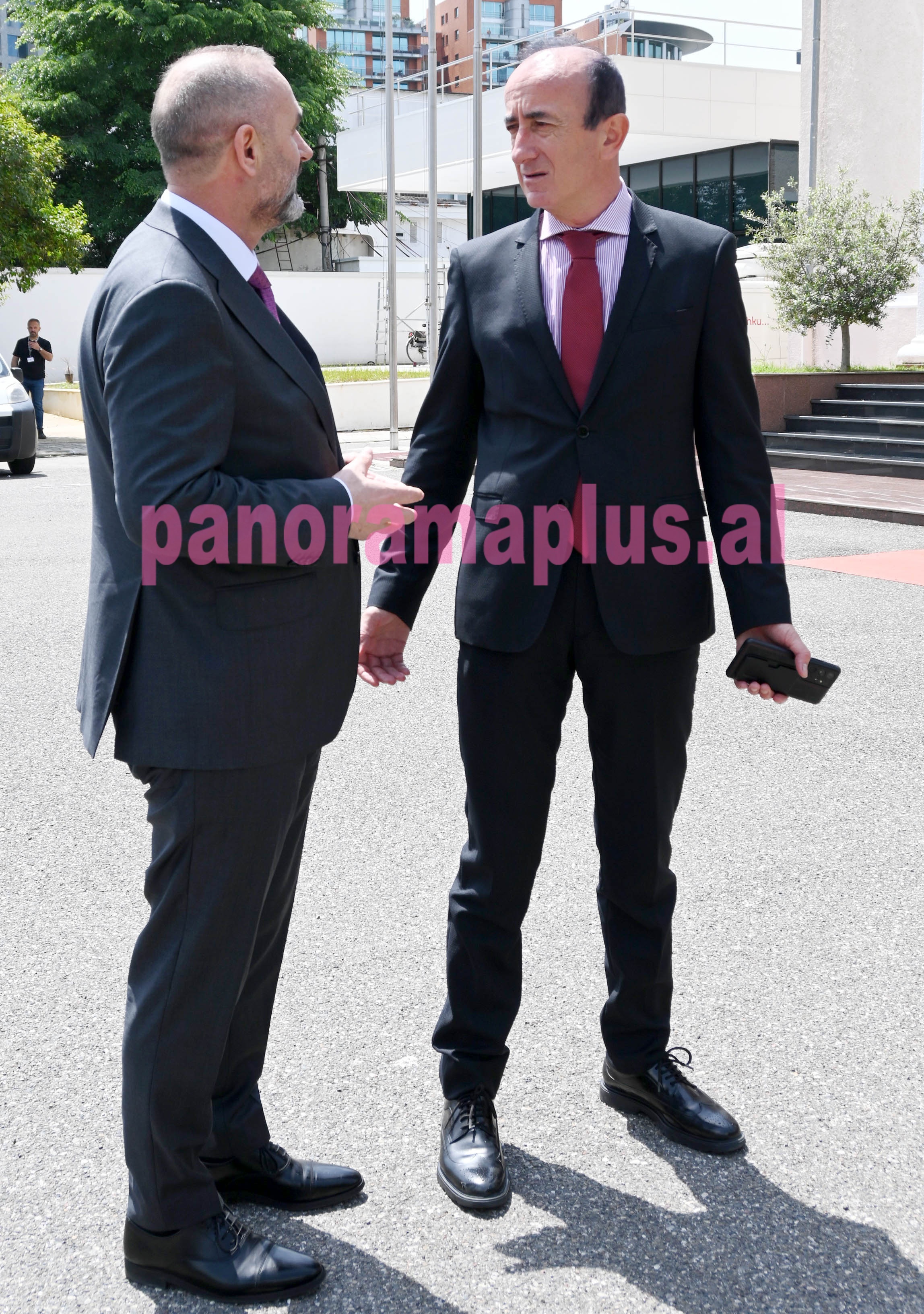 Fotot nga paparazzi/ Sherri në seancë, Ulsi Manja si ndahet Dash Sulës ...
