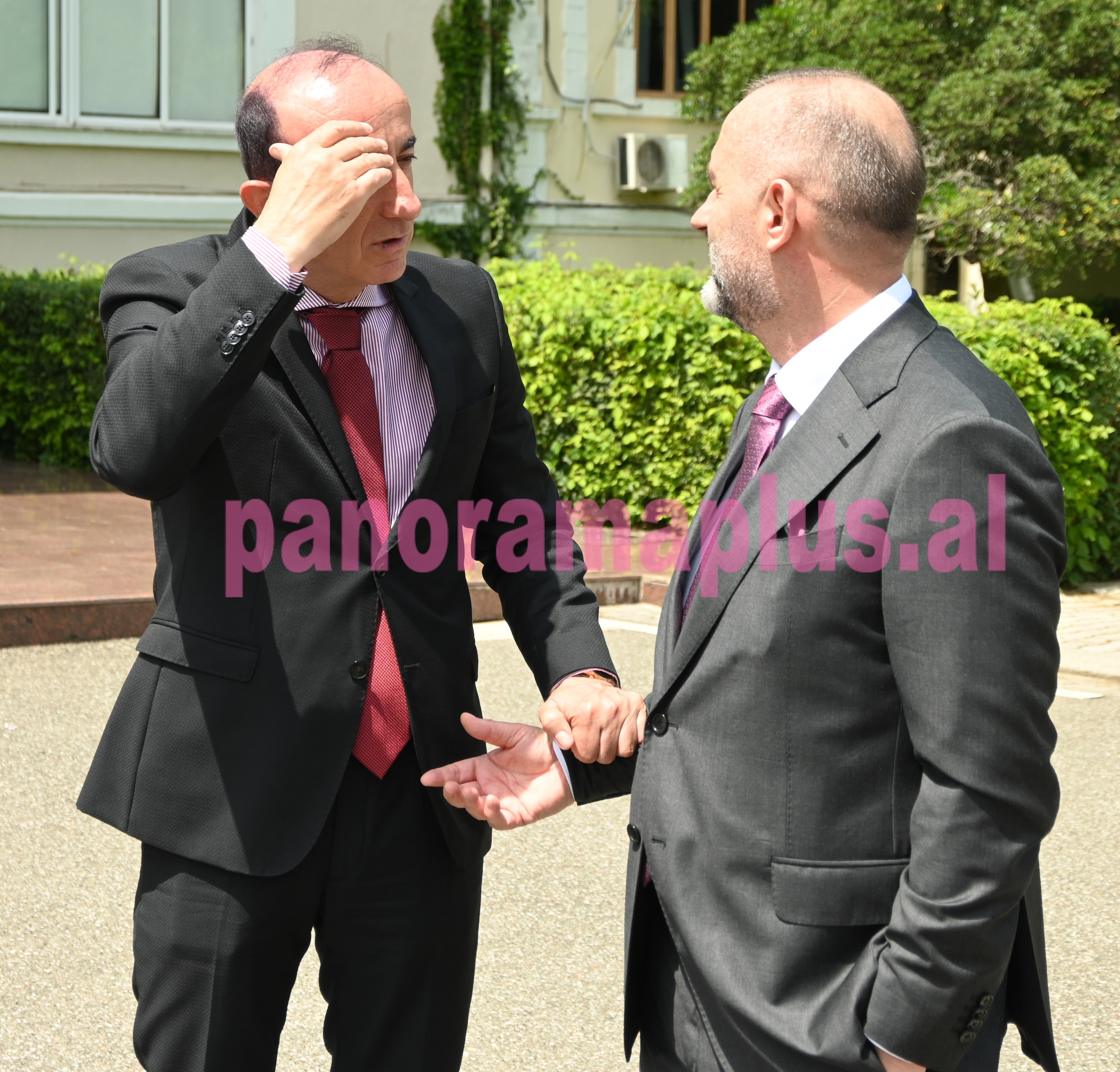 Fotot nga paparazzi/ Sherri në seancë, Ulsi Manja si ndahet Dash Sulës ...