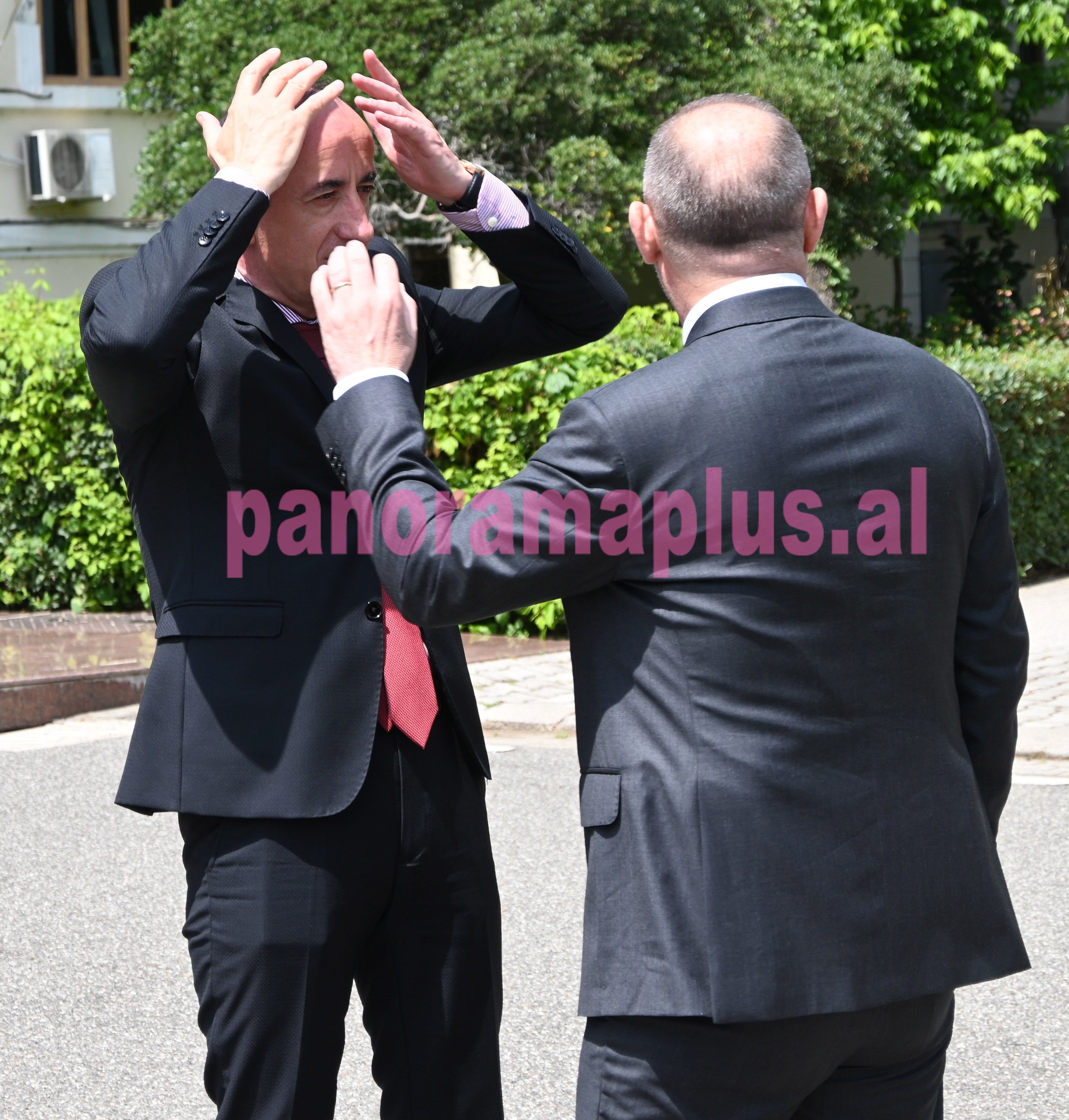 Fotot nga paparazzi/ Sherri në seancë, Ulsi Manja si ndahet Dash Sulës ...