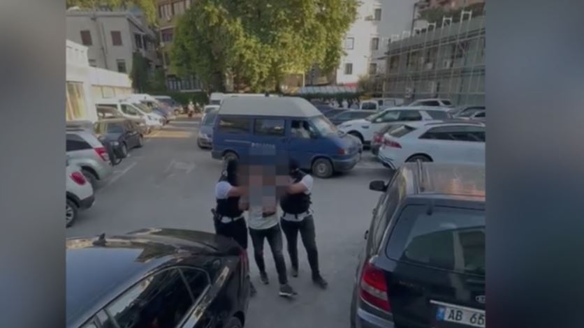 Kërcënoi me armë zjarri kuzhinierin e lokalit pas konfliktit me ...