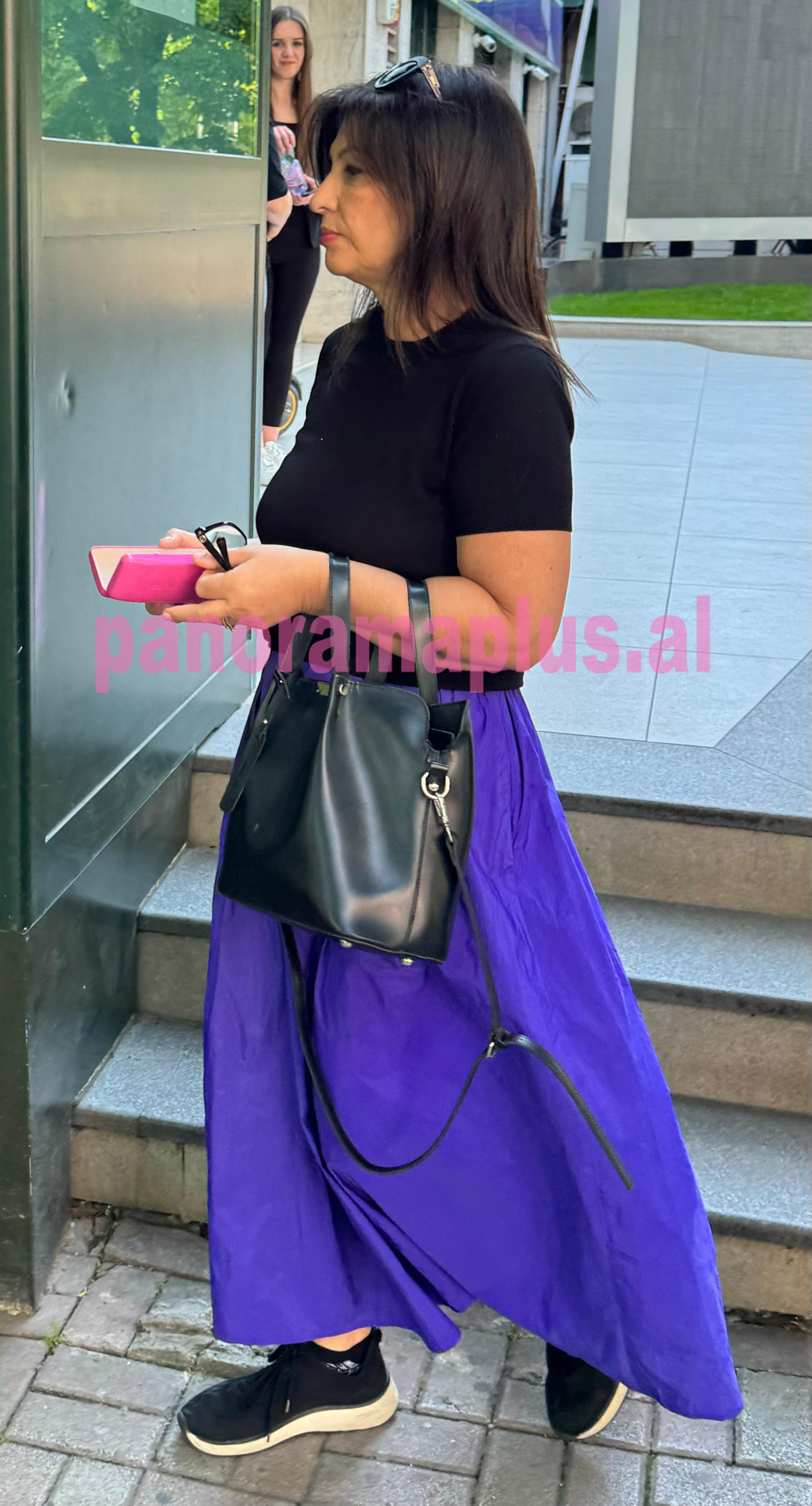 Fotot nga paparazzi/ Gjyshe trendy si Jozefina Topalli, veshje sport ...