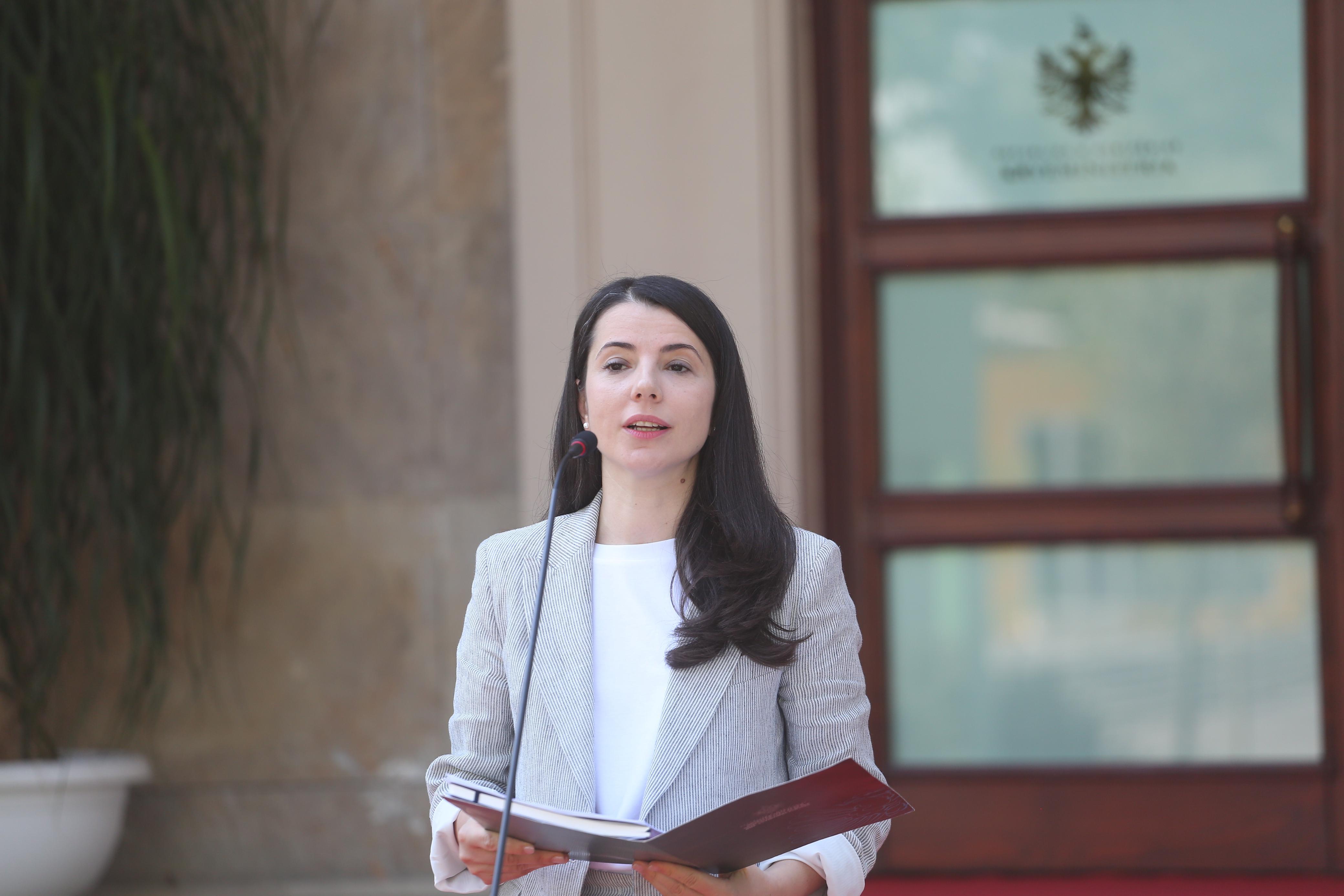 Hyn në fuqi orari fleksibël/ Ja fashat kur punonjësit e administratës ...