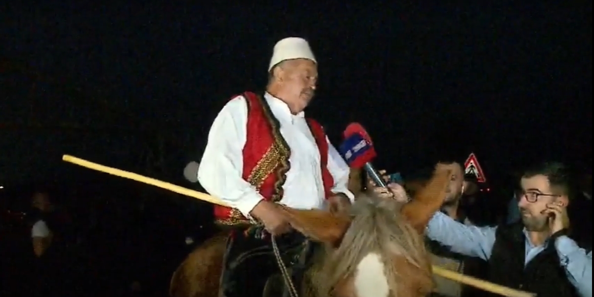 “Nëse fiton Donald Trump shpëton bota”- Protestuesi malësor më kalë në ...