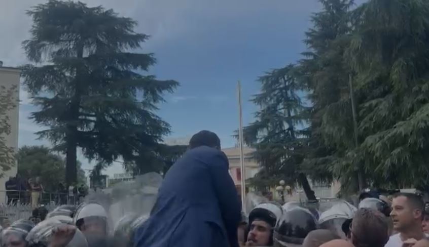 Përshkallëzohet protesta e opozitës në Kuvend, Klevis Balliu përplaset ...