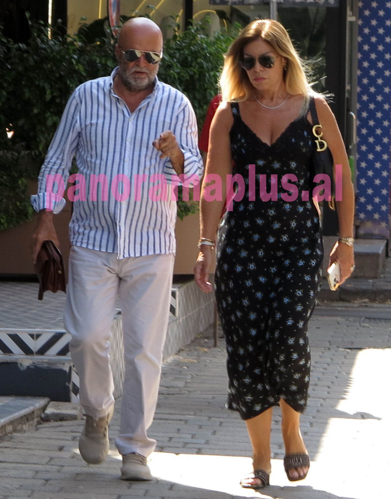 Paparazzi/ Manjola Nallbani shëtitje me bashkëshortin! Fotot e ...