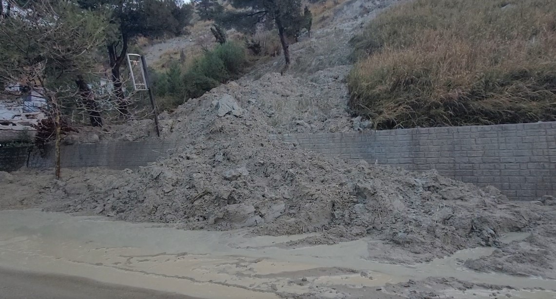 VIDEO/ Reshjet në Durrës, rrëshqitje masive dherash në kodrën e ...