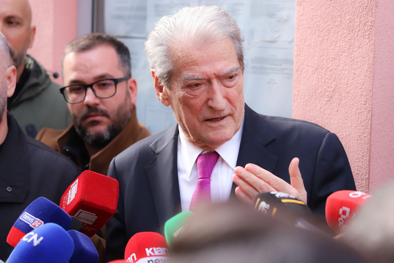 FOTOLAJM/ Berisha u paraqit në SPAK për të firmosur! Shikoni shënimin ...