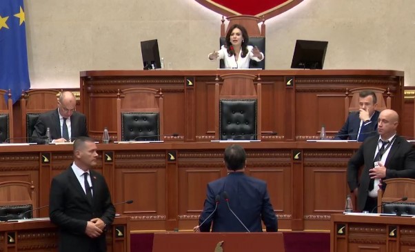 Përplasje në Kuvend/ Elisa Spiropali përjashton Flamur Nokën nga seanca ...