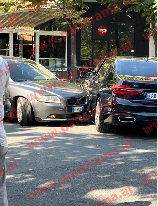 PAMJET/ Aksident i trefishtë në kryeqytet, përplasen dy makina dhe një ...