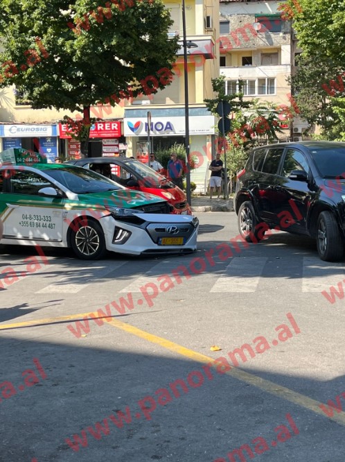 PAMJET/ Aksident i trefishtë në kryeqytet, përplasen dy makina dhe një ...