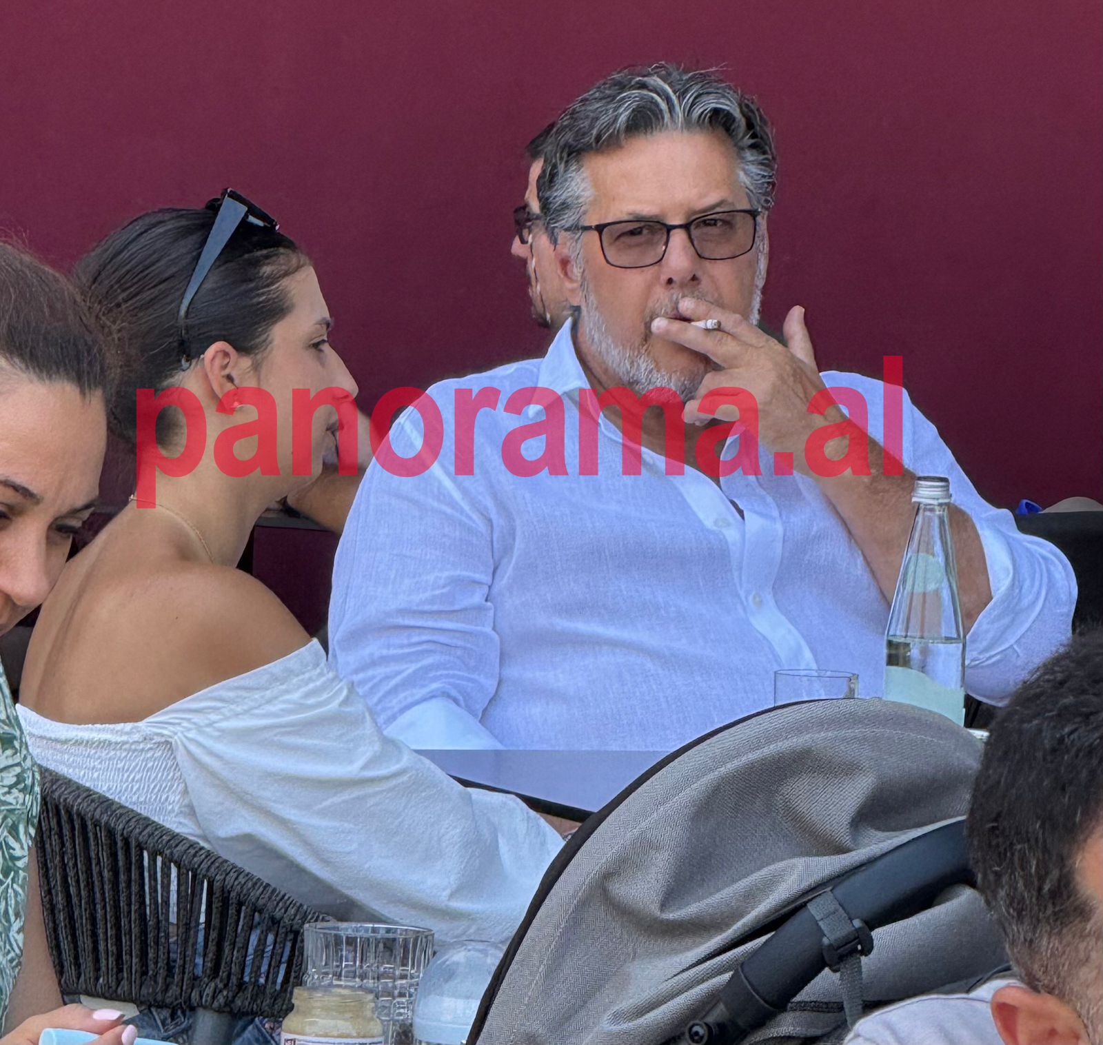 Foto nga paparaci/ Demokrati Edi Paloka shijon kohën me familjen në ...