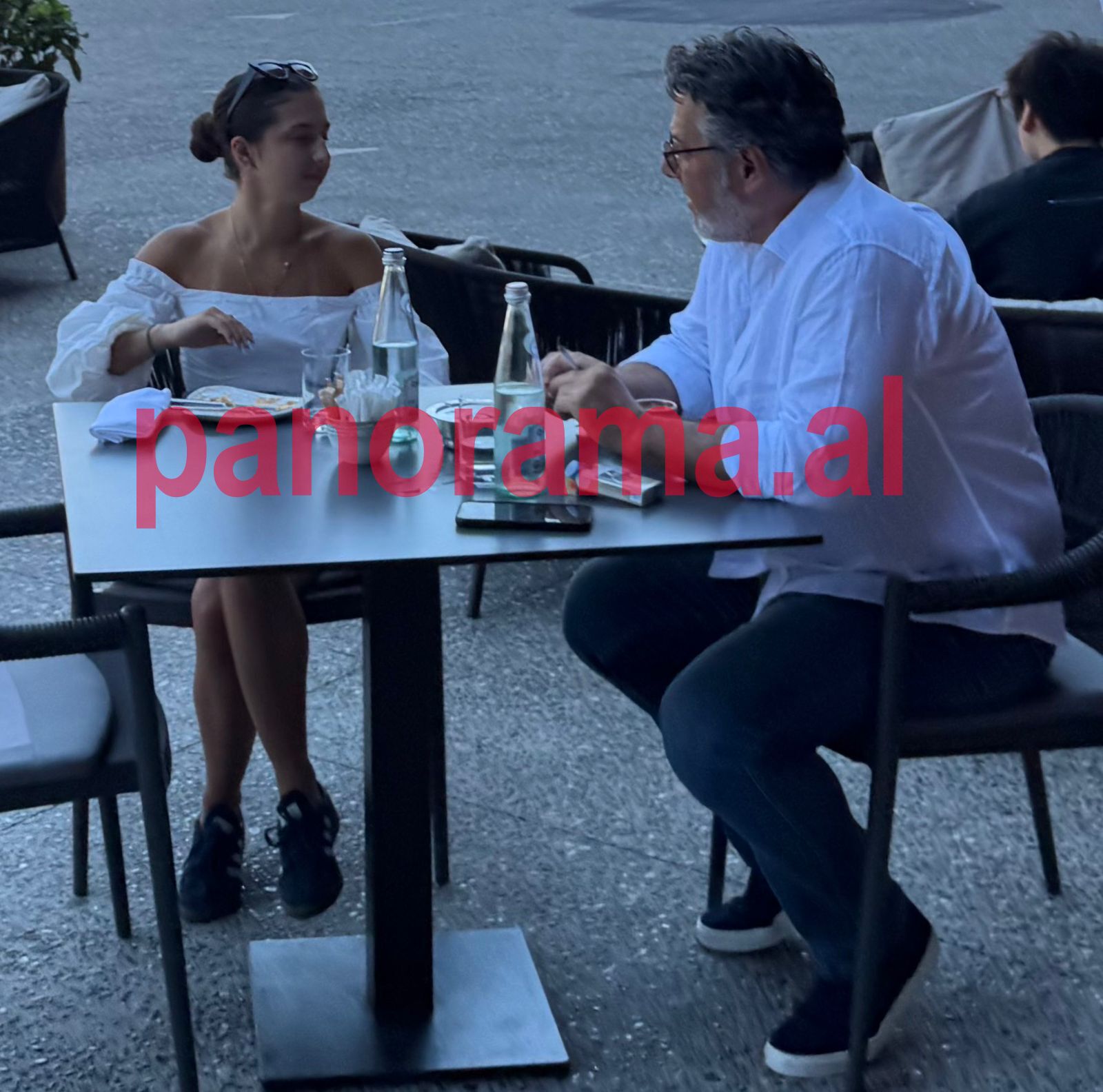 Foto nga paparaci/ Demokrati Edi Paloka shijon kohën me familjen në ...