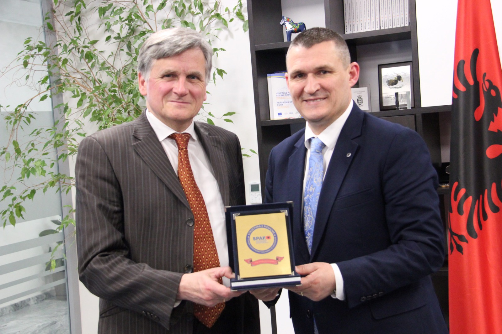 Ambasadori Michel Tarran takohet me Altin Dumanin, diskutime mbi ...