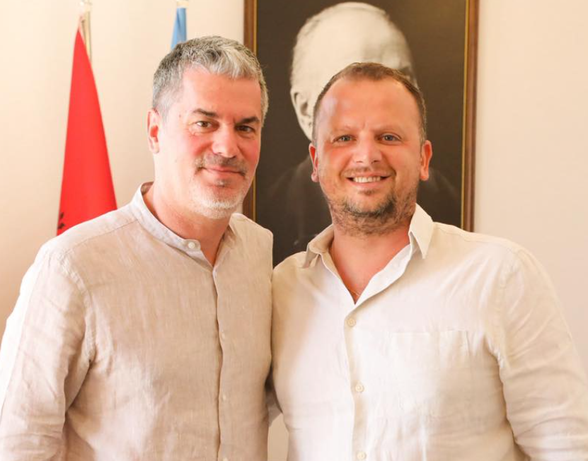 Dha dorëheqjen nga posti i kryebashkiakut të Vlorës, Ermal Dredha pozon ...
