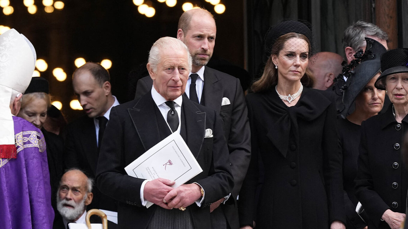 Mbreti Charles III thyen traditën, bëhet monarku i parë britanik që ...
