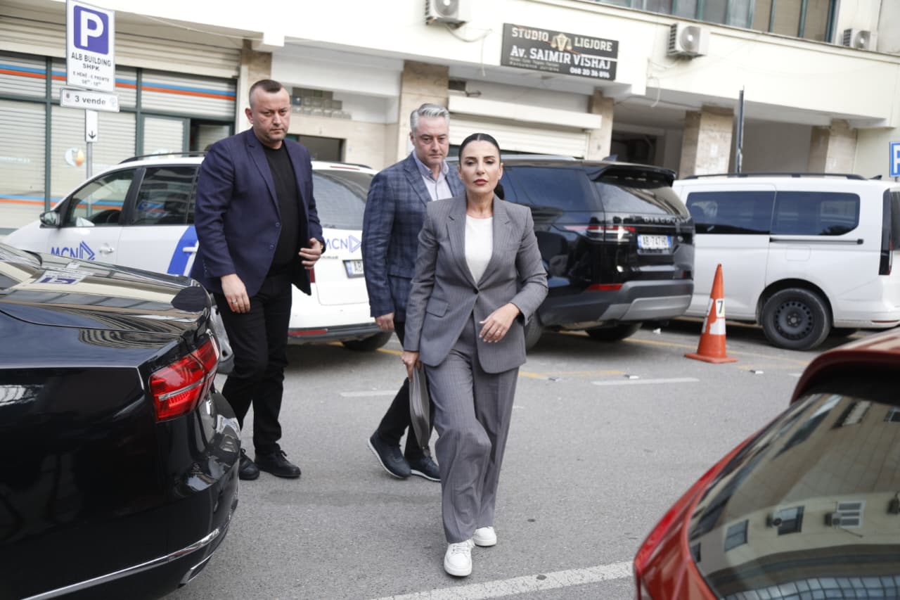 FOTOLAJM- Nga indiferenca për t’u përgjigjur tek shtyrja e gazetarëve ...