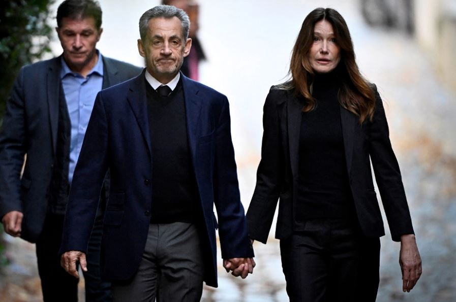 VIDEO/ Momenti kur ish-presidenti francez Nicolas Sarkozi hyn në burg ...
