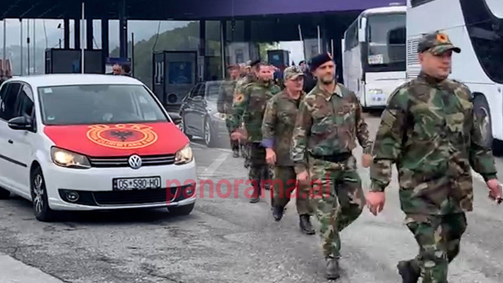 Me flamuj të UÇK dhe të veshur ushtarak, qytetarët nga Kosova vijnë në ...
