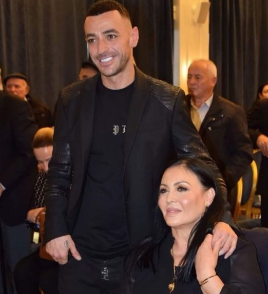 “Krah teje ndihem i vogël, i qetë dhe i mbrojtur”- Dedikimi emocionues ...