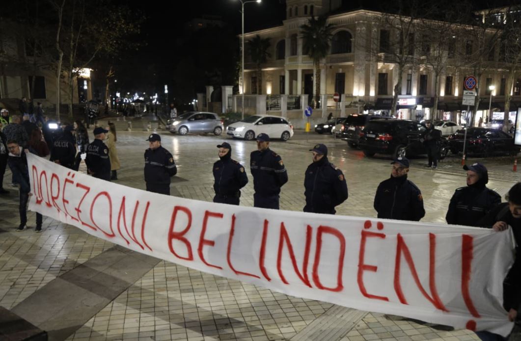 FOTO/ Lëvizja Bashkë protestë para Parlamentit, thirrje maxhorancës ...