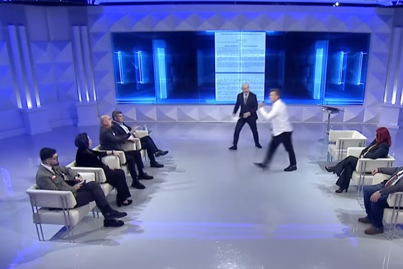 FOTO+VIDEO- “Mbylle gojën”- Përplasje fizike në emision, Berat Buzhala ...