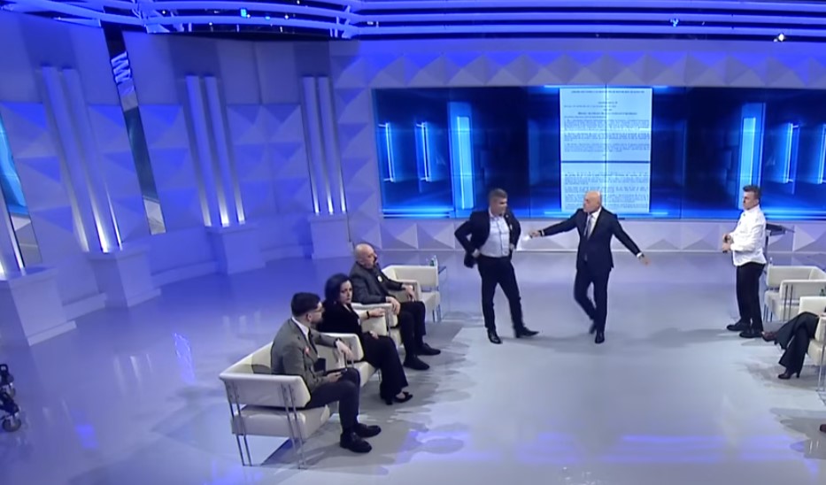 FOTO+VIDEO- “Mbylle gojën”- Përplasje fizike në emision, Berat Buzhala ...