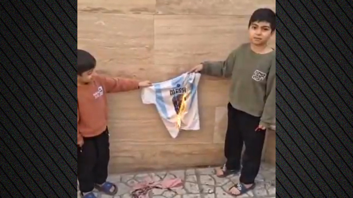VIDEO/ Fëmijët në Iran djegin fanellën e Messit pas takimit të tij me ...